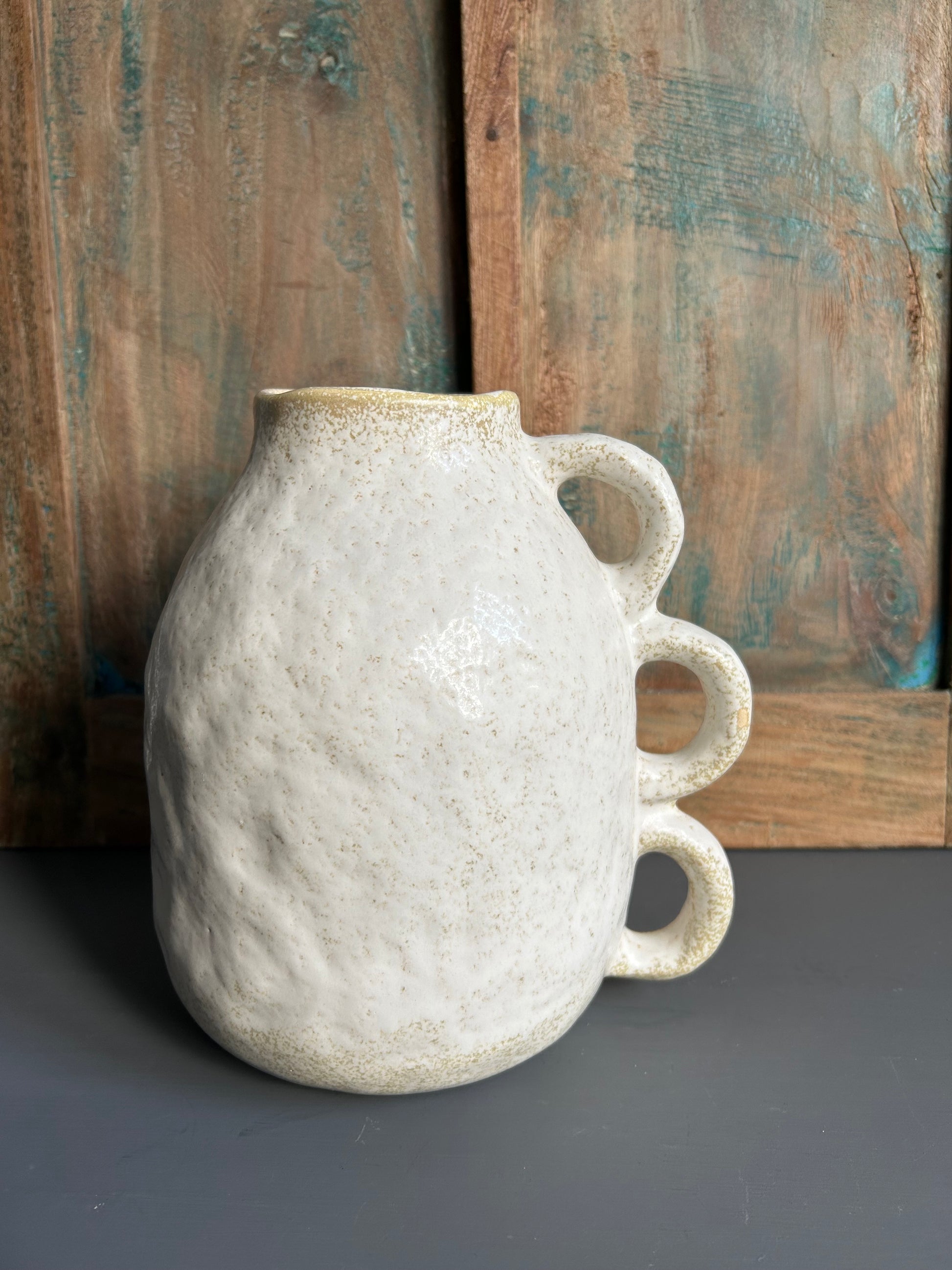 Ecru vaas met grappige oortjes – Leutug