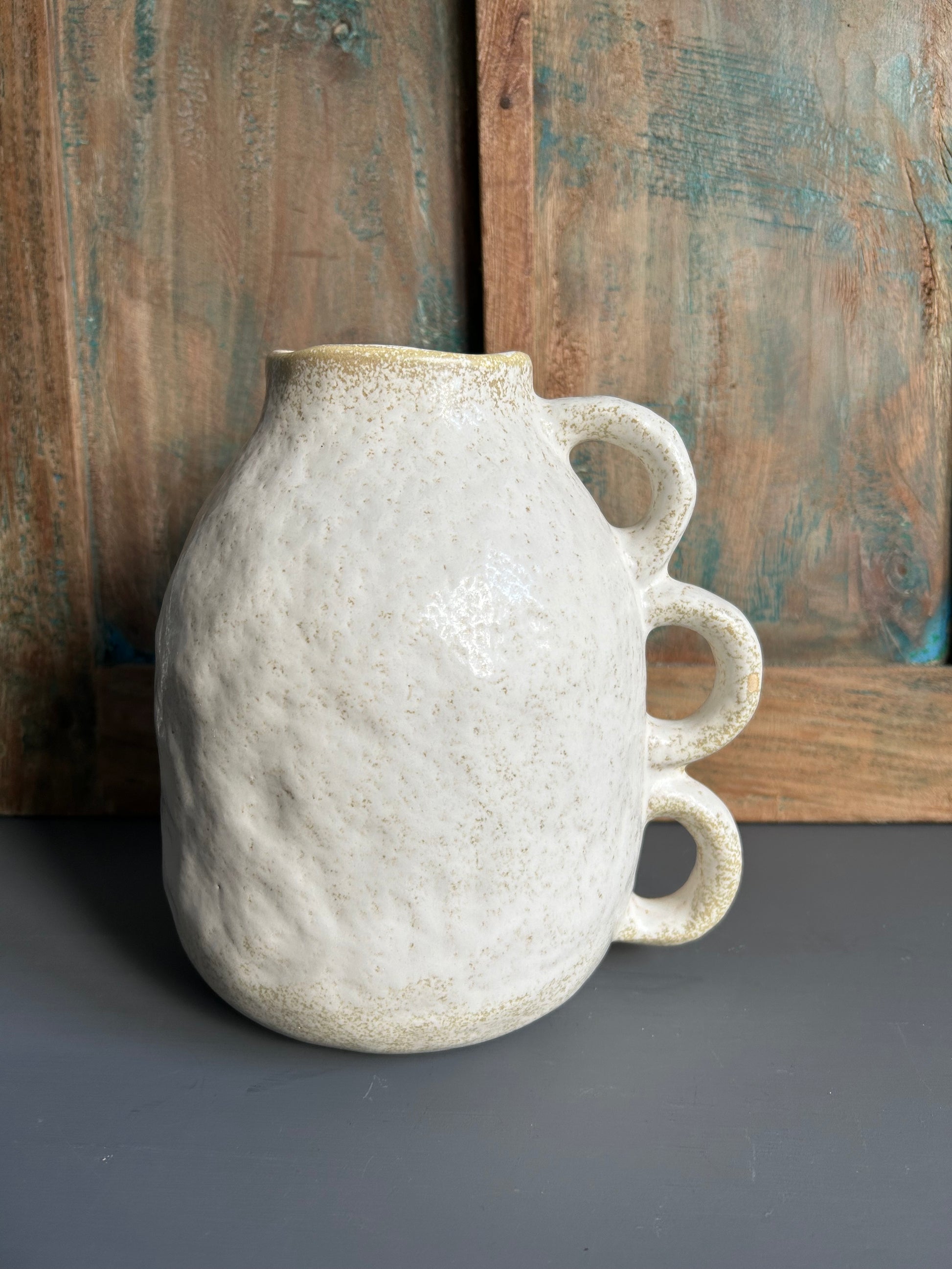 Ecru vaas met grappige oortjes – Leutug